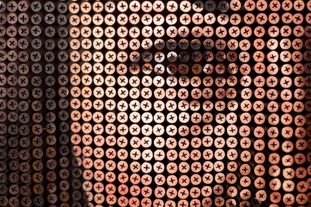 Screw Art, gli artwork realizzati con le viti di Andrew Myers | Collater.al