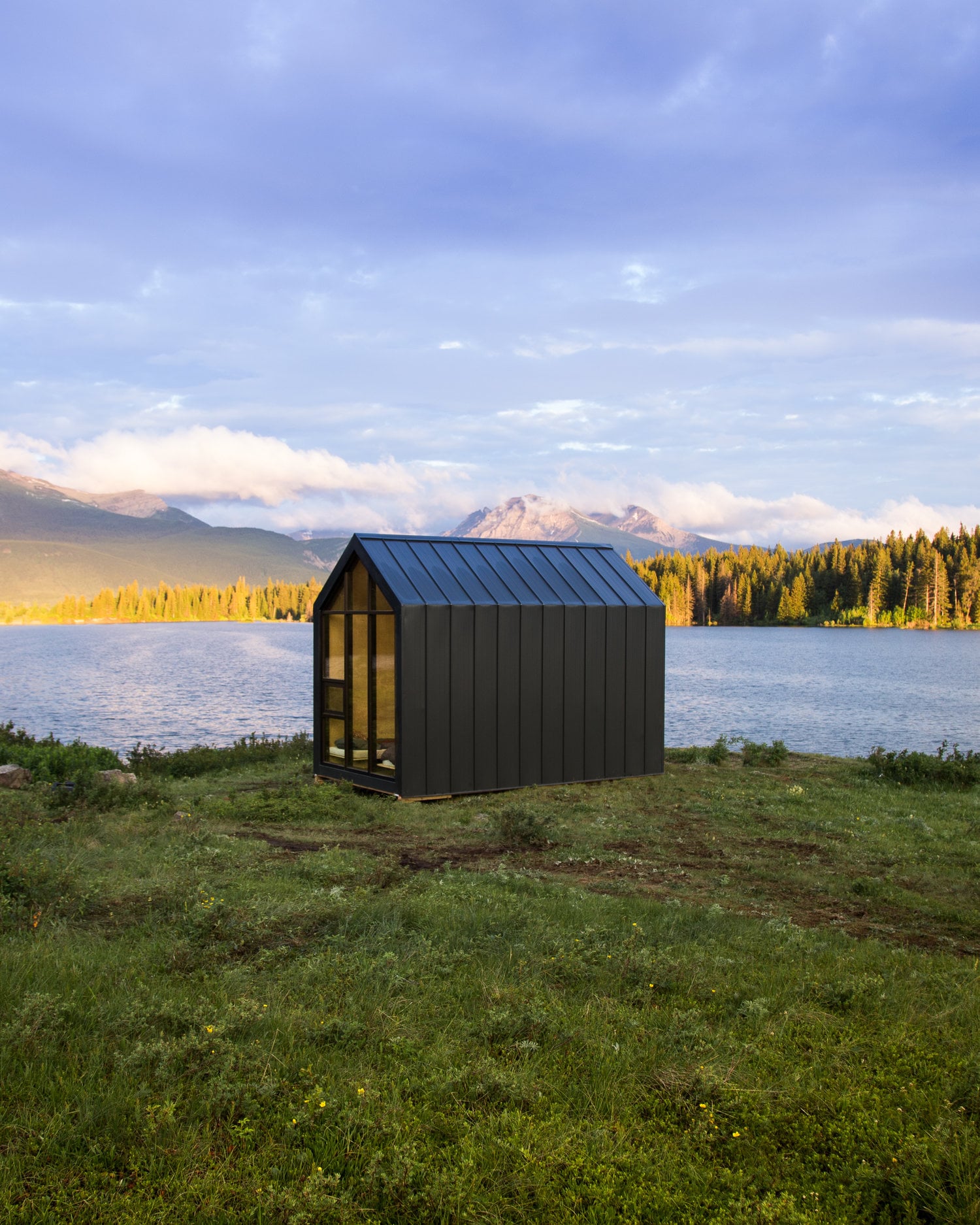 Mono, the perfect prefabricated mini house surrounded by nature ...