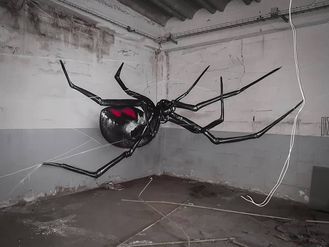 I murales di Odeith sembrano uscire dai muri | Collater.al