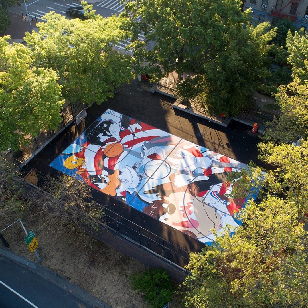 The Looney Tunes become a mural on a Williamsburg court | Collater.al