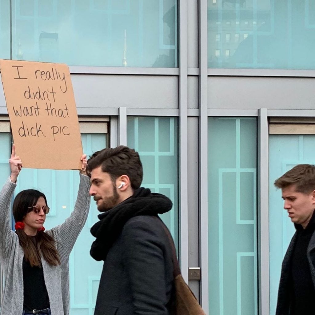 Dude & Dudette with sign, manifestare non è roba da millenial | Collater.al