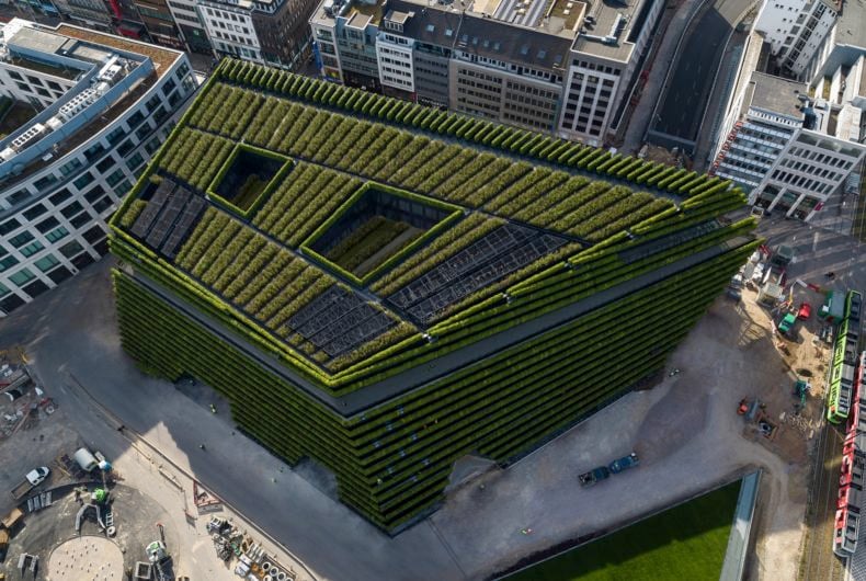 L’edificio ricoperto di piante di Ingenhoven Architects | Collater.al