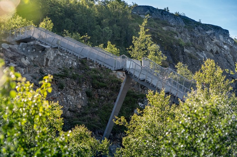 The suspended bridge over the Vøringsfossen waterfall | Collater.al