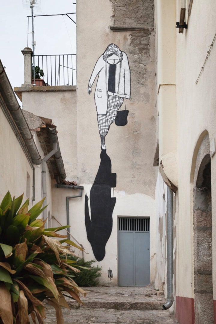 Alex Senna's street art, made of people and shadows | Collater.al
