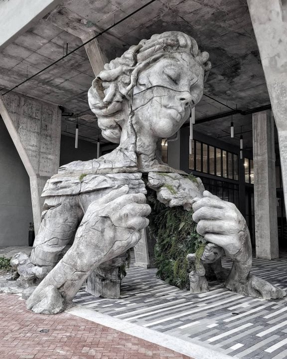 "Thrive", the imposing statue by Daniel Popper
