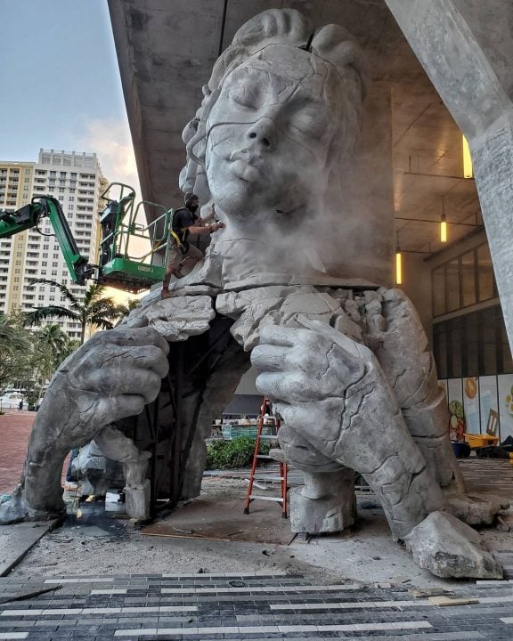 "Thrive", the imposing statue by Daniel Popper