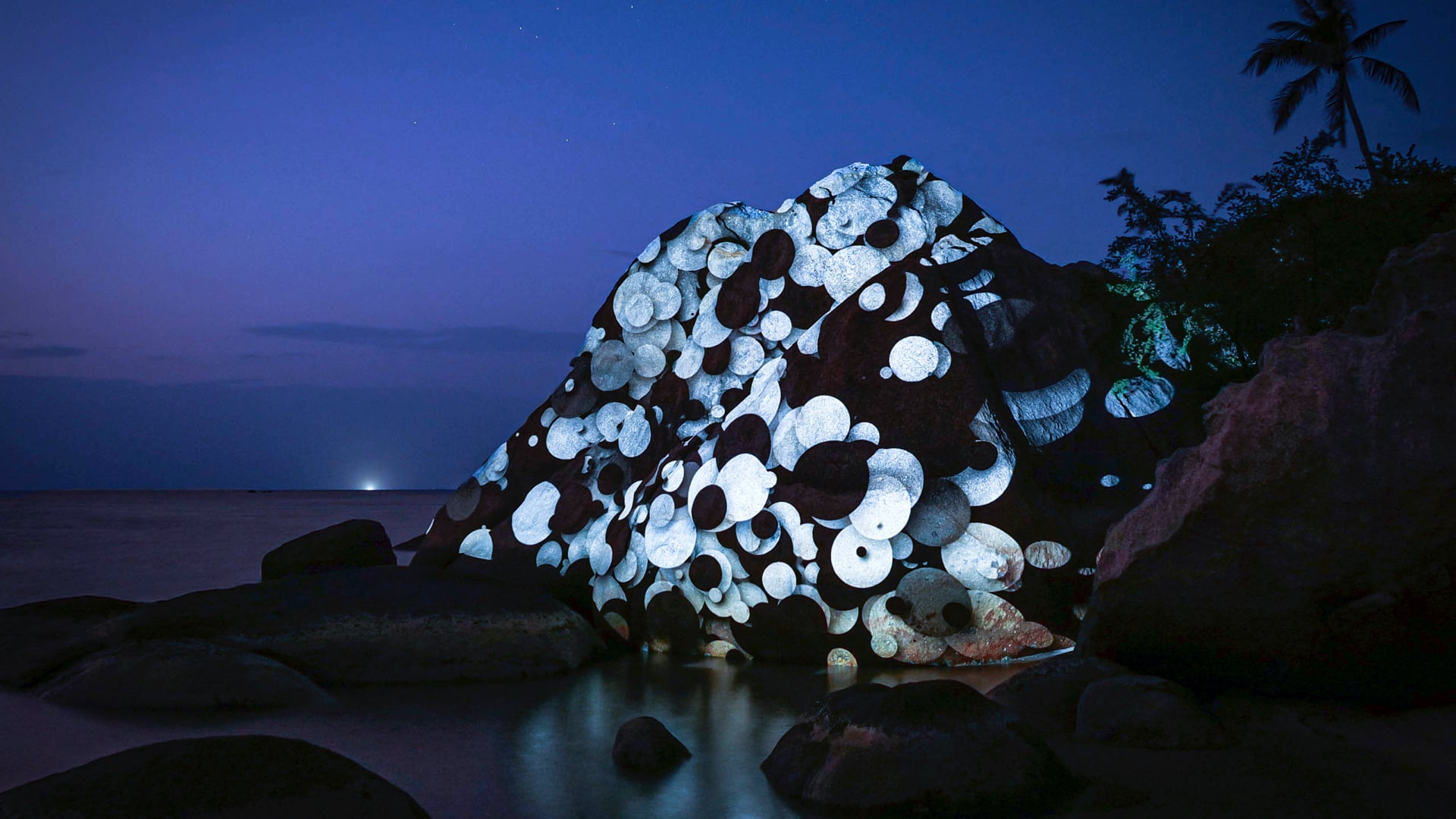 Philipp Frank and his light installations | Collater.al