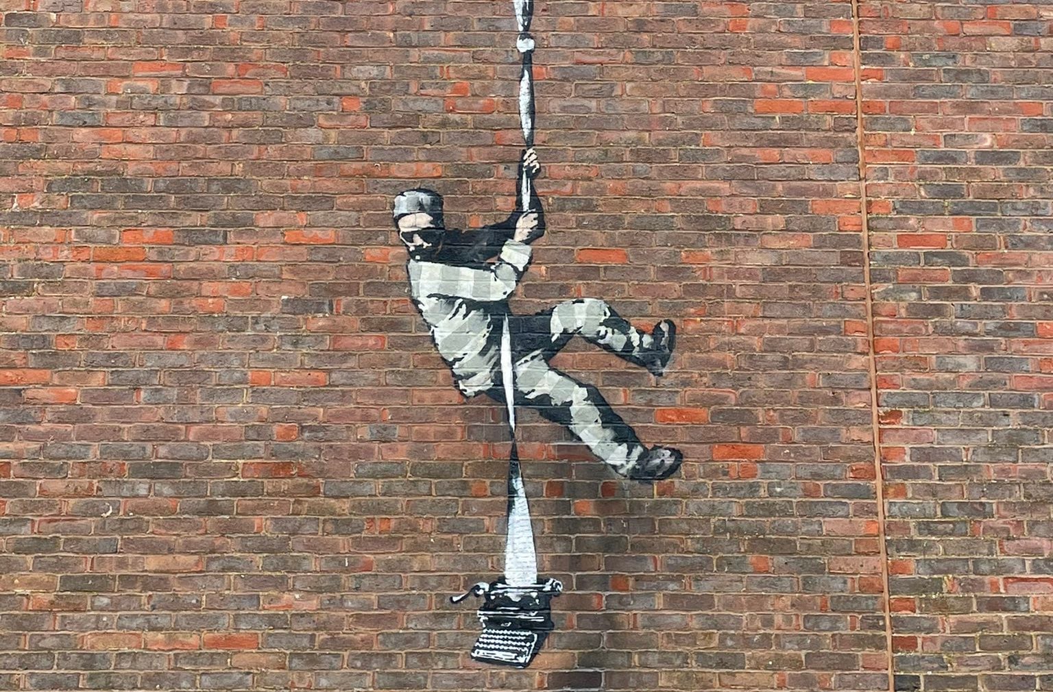 A new Banksy outside the prison in Reading, UK | Collater.al