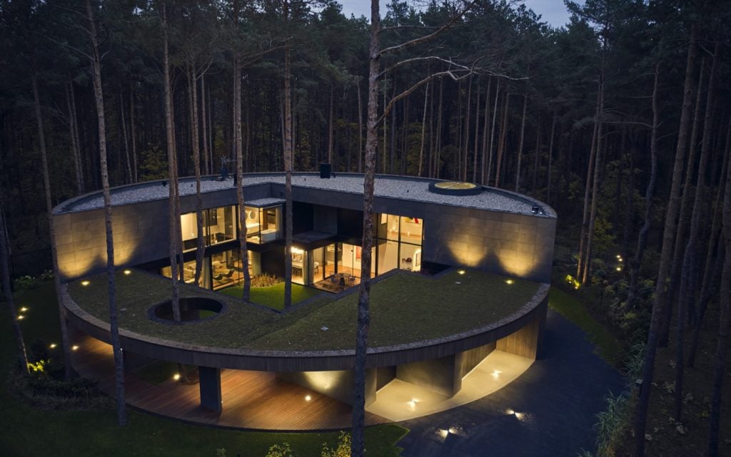 Circle Wood, a tree trunk-shaped house | Collater.al