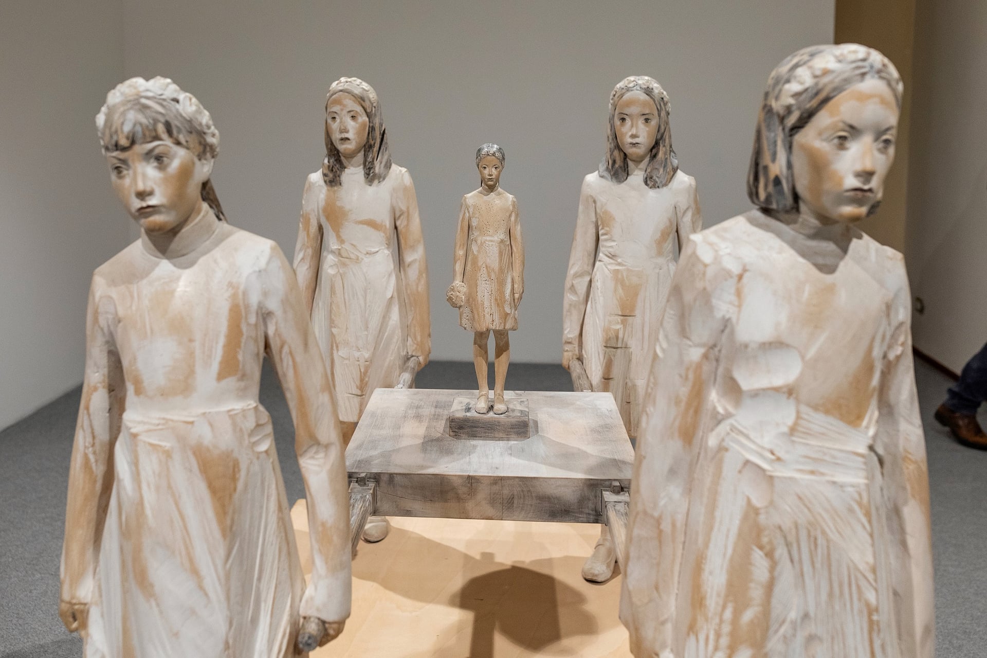 Aron Demetz's sculpture translates thought into form | Collater.al