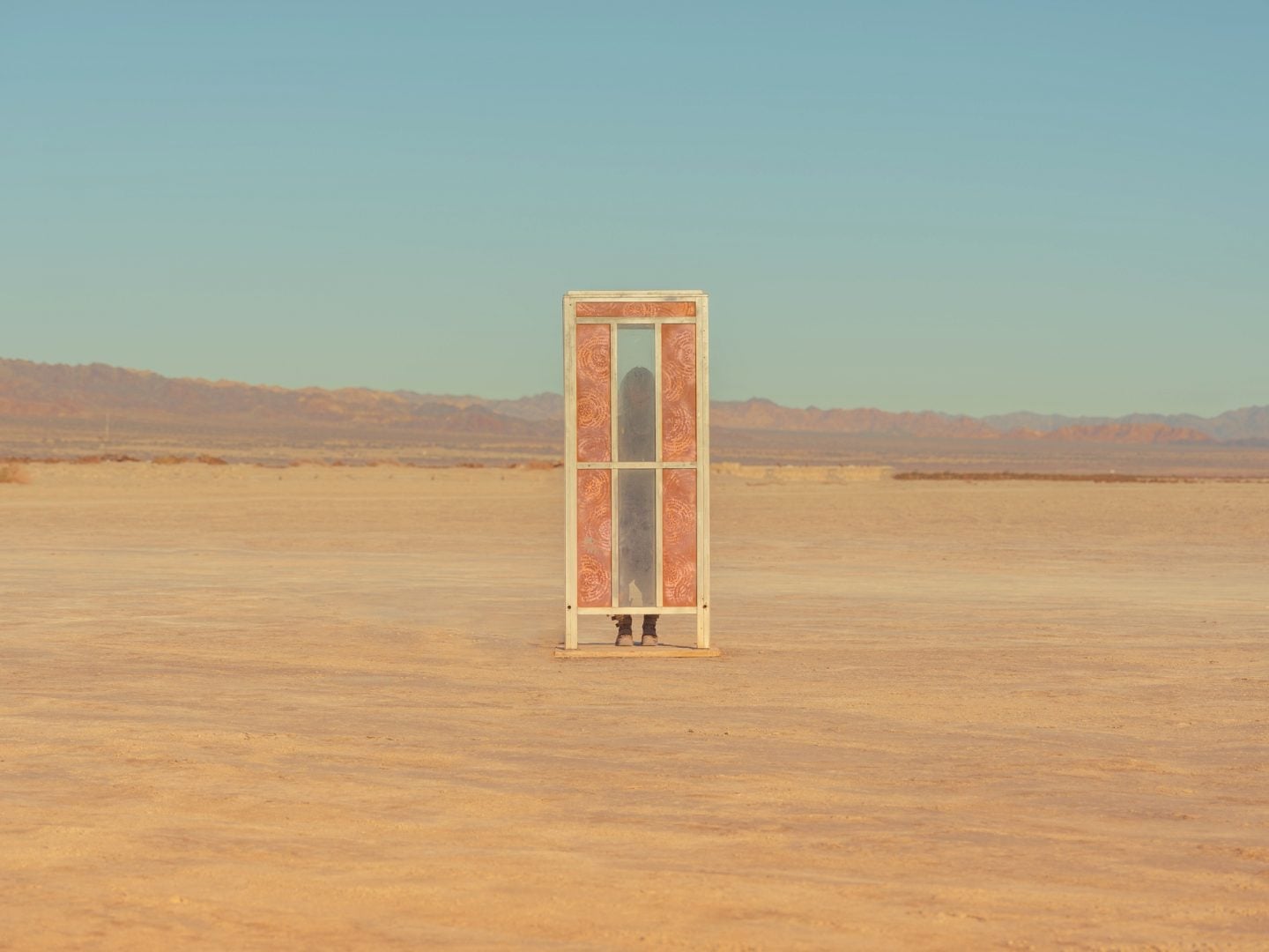 Le stranezze del deserto negli scatti di Vaughn Meadows | Collater.al