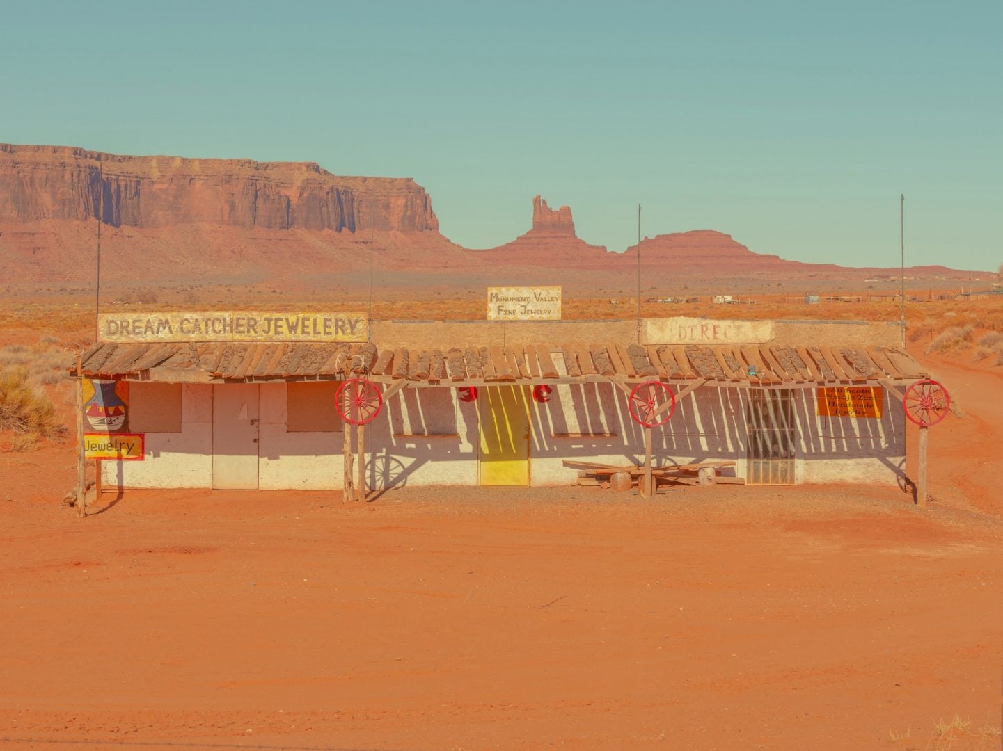 Le stranezze del deserto negli scatti di Vaughn Meadows | Collater.al