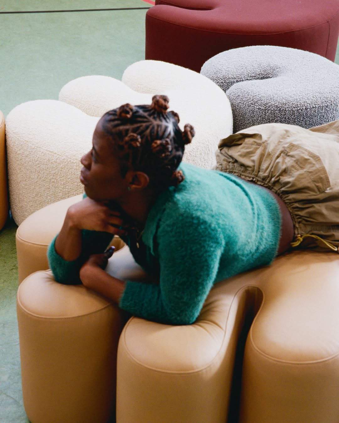 Il pouf che avvicina le persone di Kusheda Mensah | Collater.al