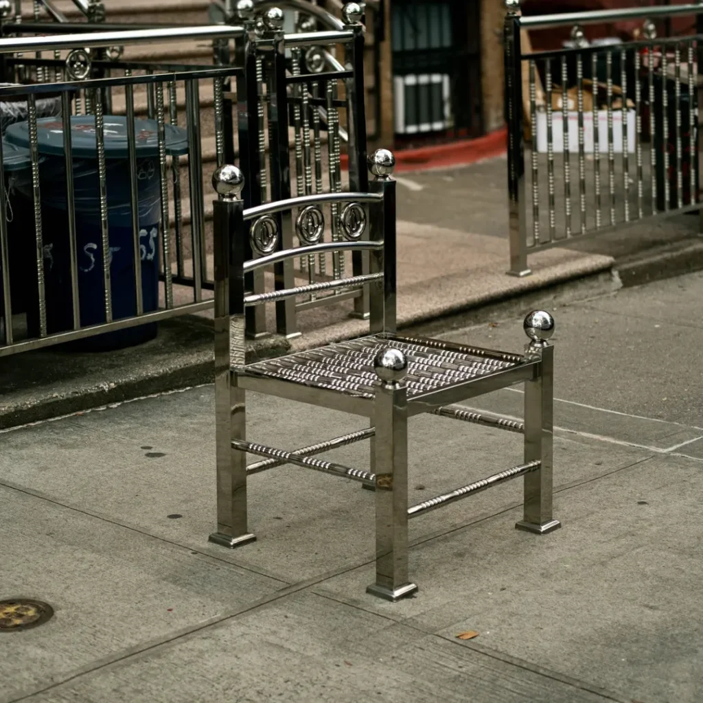 La White Picket Chair di Han Seungmin reinterpreta il sogno americano ...