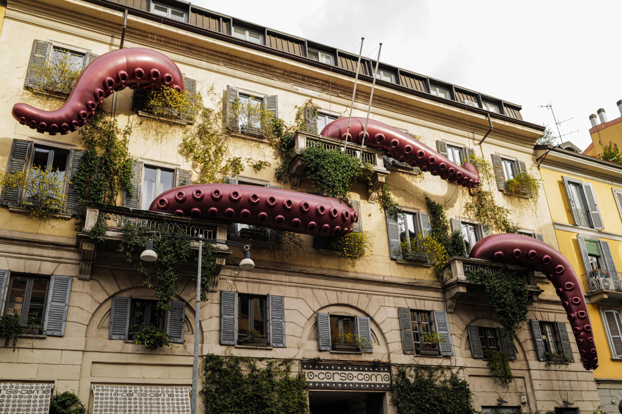 Moncler porta un polpo gigante a 10 Corso Como per la Milano Design ...