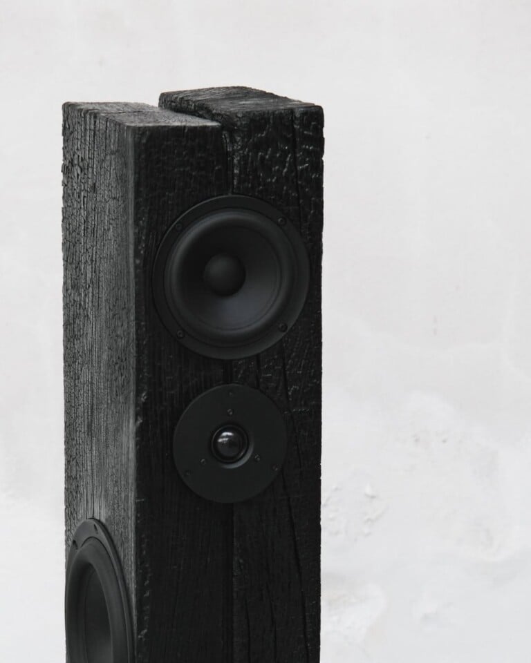 Le casse di Studio Ambre sono pezzi di legno bruciati | Collater.al
