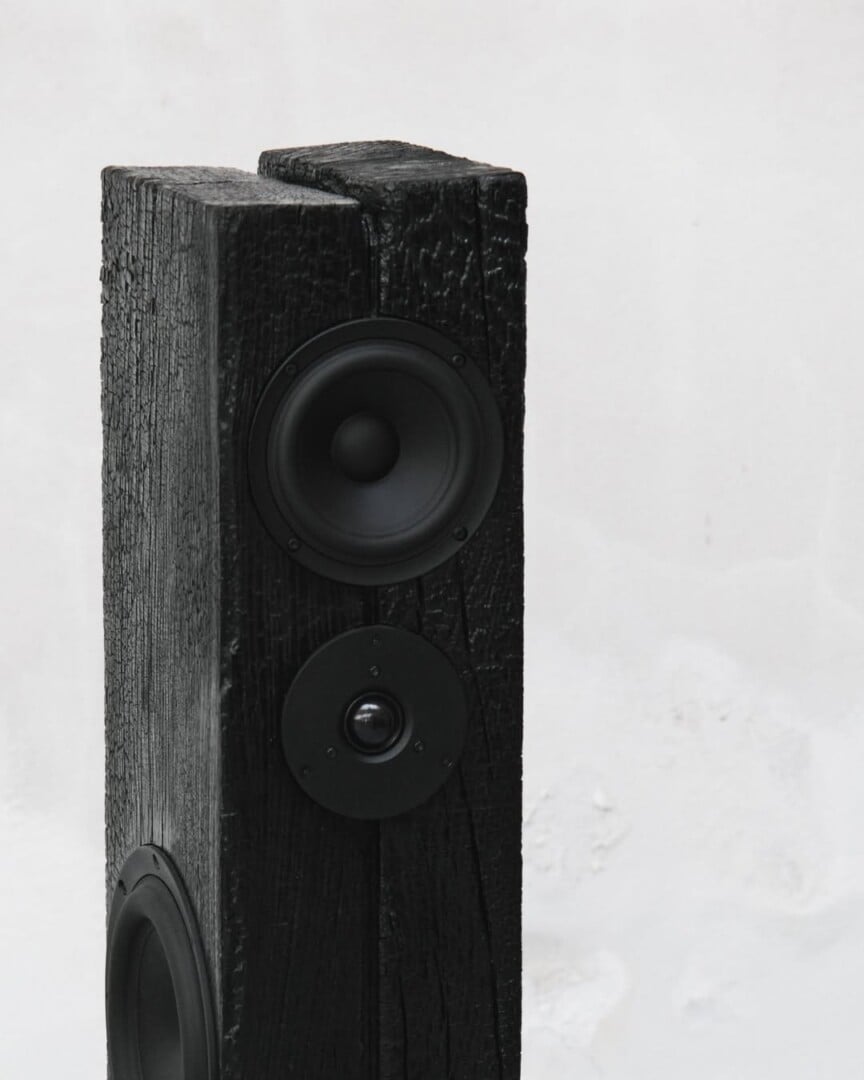 Le casse di Studio Ambre sono pezzi di legno bruciati | Collater.al